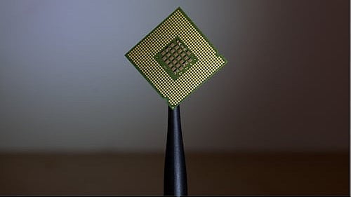 Ultrafast X-Ray Manipulation performed by Tiny Chip-Based Devices