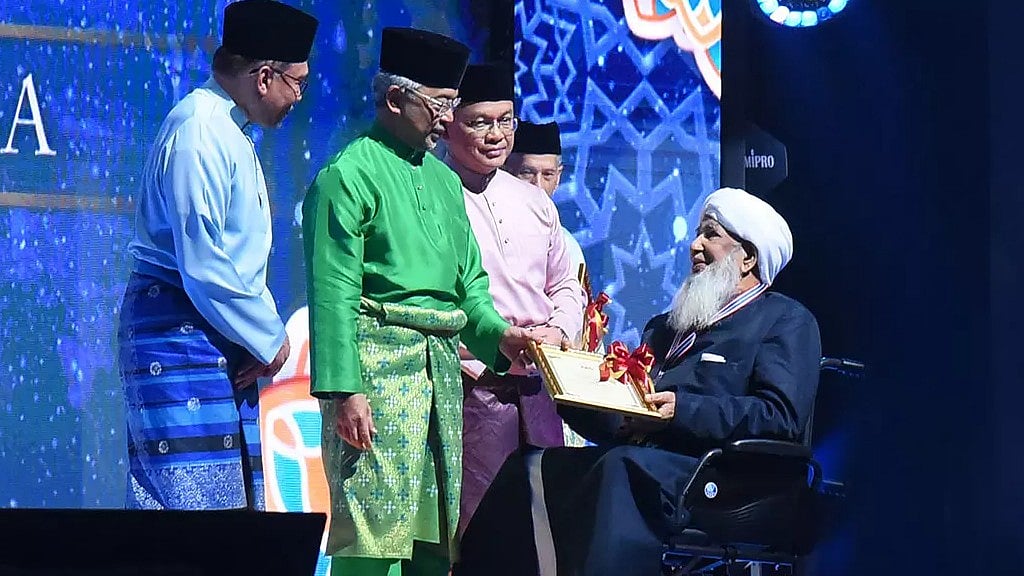Kanthapuram A P Aboobacker Musliyar conferred with Malaysia's prestigious religious honour