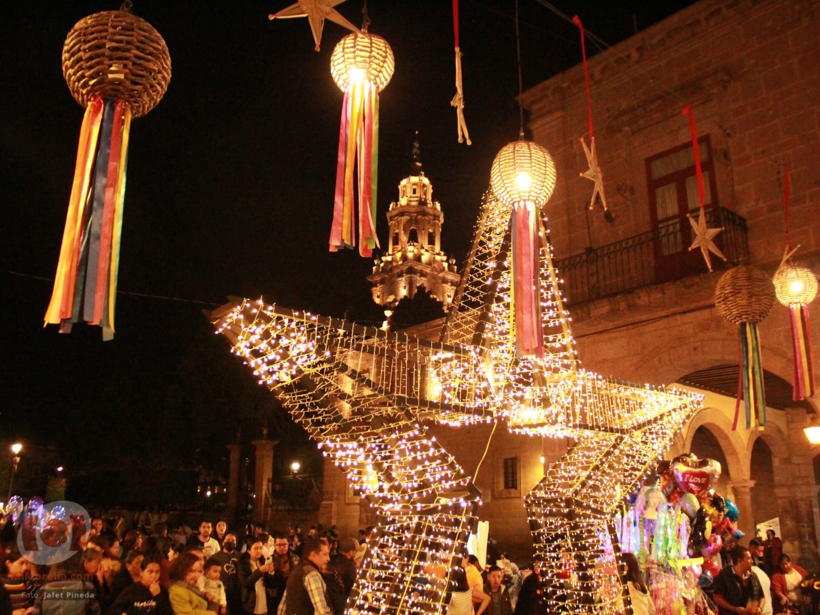 Centro de Morelia se ilumina y llena de color con luces navideñas