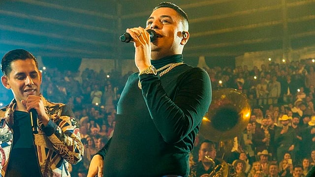 Vocalista de Grupo Firme corre de concierto a fan