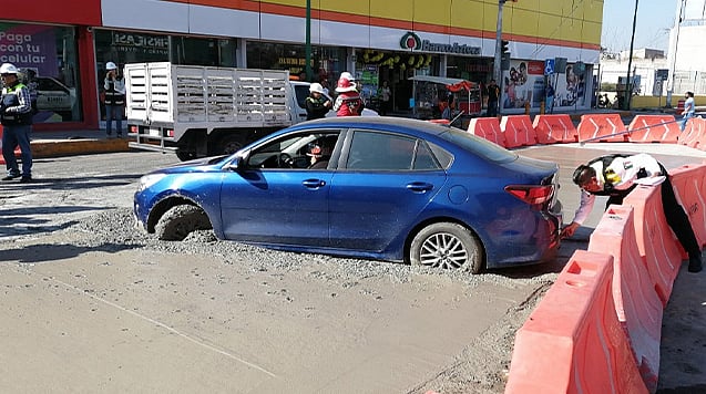 Quedan atascados en cemento fresco por querer esquivar tráfico [Video]