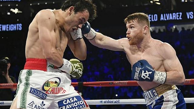 A medio gas, “Canelo” Álvarez propinó una paliza a Julio César Chávez ...