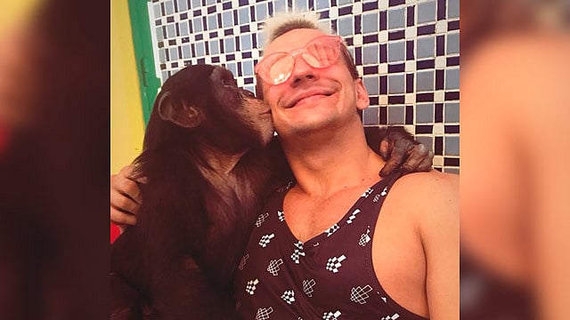 Youtuber obliga a chango a fumar marihuana