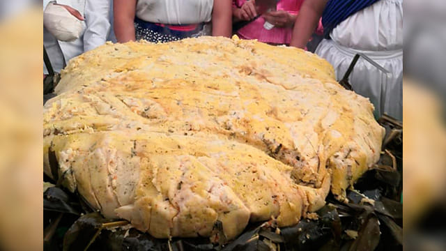 Cocineras michoacanas logran hacer la corunda más grande del mundo