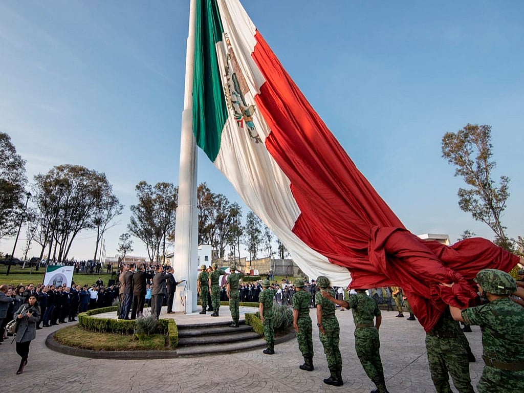 Autoridades realizan izamiento de la Bandera monumental, en Morelia