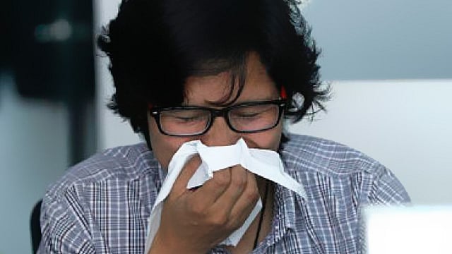 ¿Sabes estornudar correctamente? Se hace así: