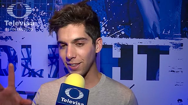 Captan a Mauricio Garza en la playa con su pareja