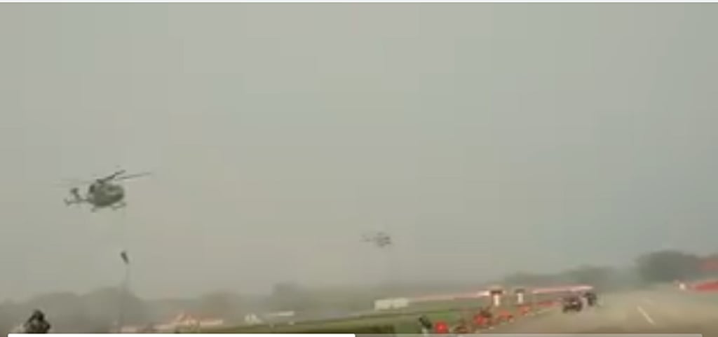 Watch: 3 Paratroopers fall from helicopter after rope snaps during Army ...