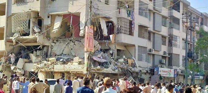 5 dead, 20 injured in Karachi building explosion
