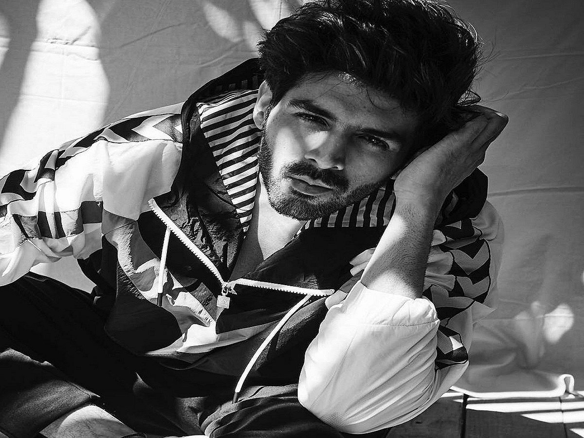 Kartik Aaryan spreads black and white magic in new post
