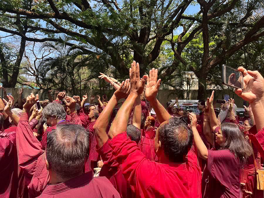 Maharashtra: Several disciples of Osho Rajneesh wearing 'malas ...