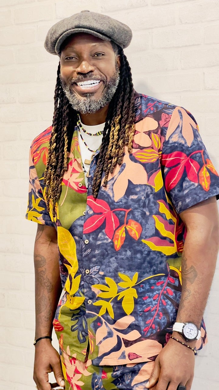 RCB Hall of Famers Gayle, AB have a ball off the field