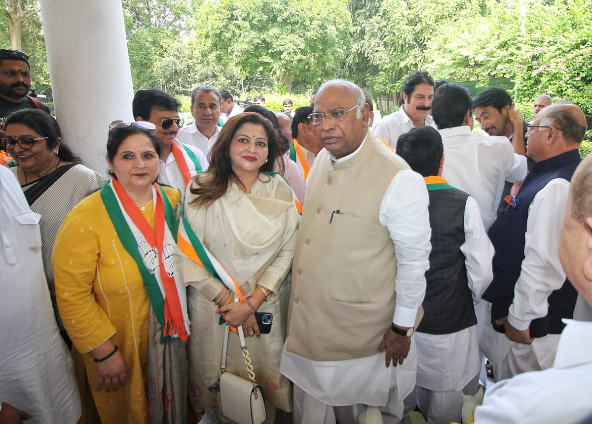 Several prominent leaders of Azad's DPAP & AAP from J&K join Congress Several prominent leaders of Azad's DPAP & AAP from J&K join Congress
