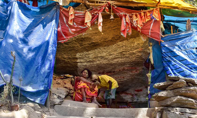 Two gods, two stairways, four donation boxes