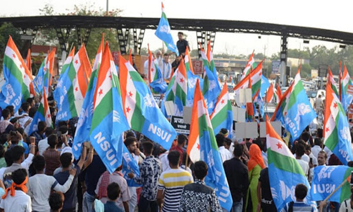 DU में सावरकर से बदला गया महात्मा गांधी से जुड़ा पेपर, NSUI ने कुलपति ...