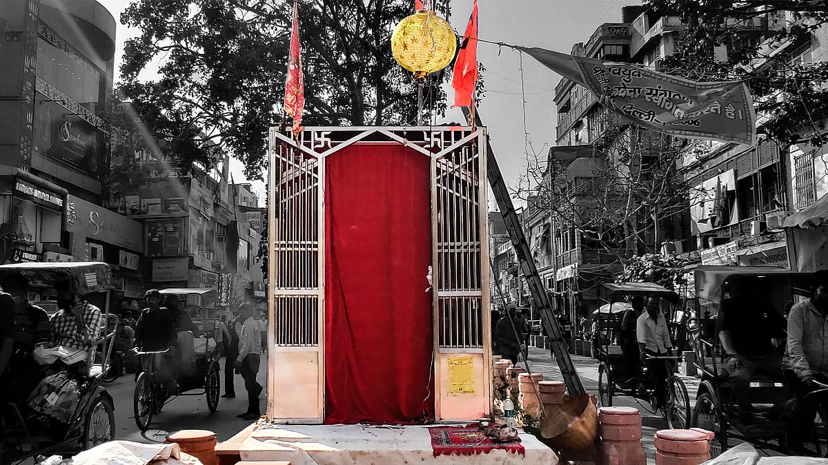 Who rebuilt the Chandni Chowk temple removed by the high court?