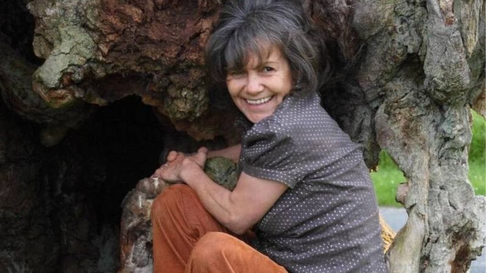 Marina Chapman: 10 வருடங்களாக குரங்குகளோடு காட்டில் வளர்ந்த பெண் - மனதை ...