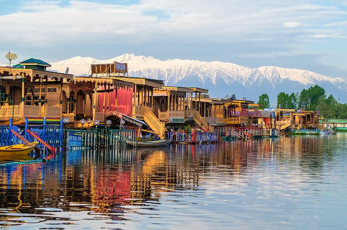 Booking A Houseboat In Kashmir: Things To Know