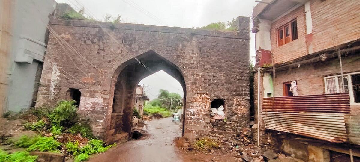 ಭಾಲ್ಕಿ | ಪ್ರವೇಶ ದ್ವಾರ ಶಿಥಿಲ; ಜೀವ ಭಯದಲ್ಲೇ ಓಡಾಟ