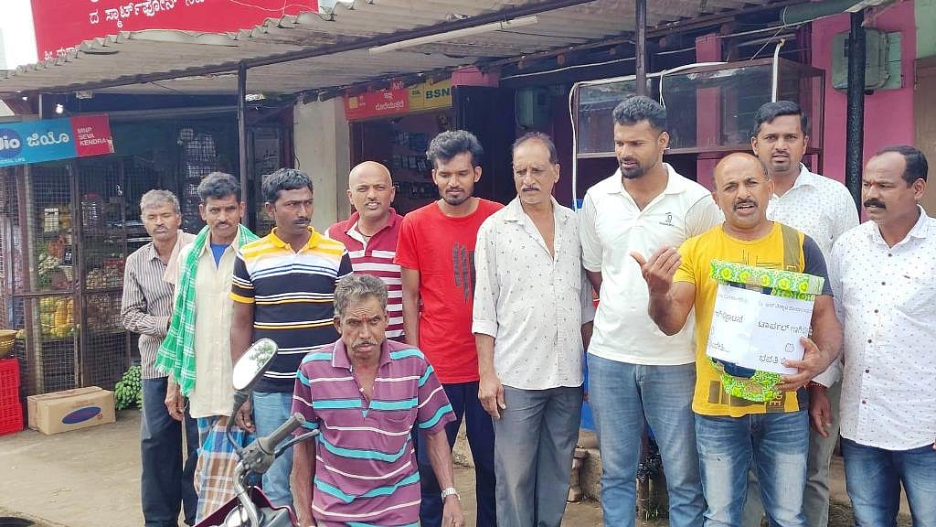 ಕಡಬಗೆರೆ: ಭಿಕ್ಷೆ ಬೇಡಿ ತಾತ್ಕಾಲಿಕ ಬಸ್ ನಿಲ್ದಾಣ ನಿರ್ಮಾಣ