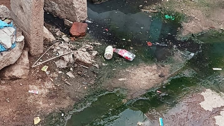 ಹೊಸಪೇಟೆ | 20 ವರ್ಷದಿಂದ ಪಾಚಿಗಟ್ಟಿದೆ ಕೊಳಚೆ