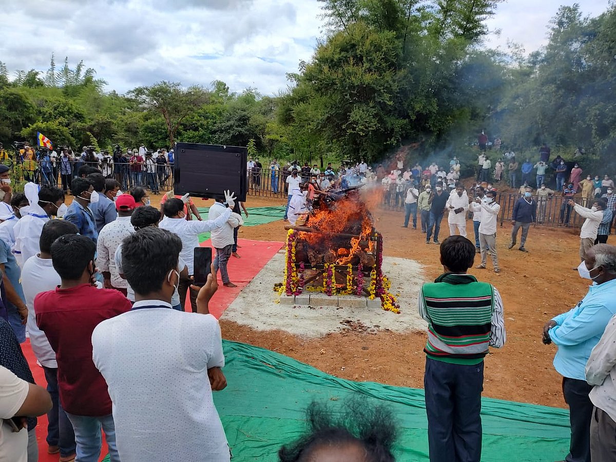 ಸಕಲ ಸರ್ಕಾರಿ ಗೌರವದೊಂದಿಗೆ ಅಂತ್ಯಕ್ರಿಯೆ; ಸಿದ್ಧಲಿಂಗಯ್ಯ ಪಂಚಭೂತಗಳಲ್ಲಿ ಲೀನ
