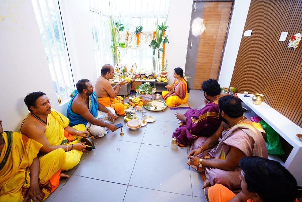 ಗೃಹಪ್ರವೇಶ ಮಾಡಿದ ರೆಡ್ಡಿ ಕುಟುಂಬ