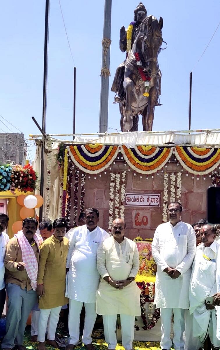 ನಾಲತವಾಡ | ಅಂಬೇಡ್ಕರ್, ಬಸವೇಶ್ವರ ಪ್ರತಿಮೆ ಅನಾವರಣ