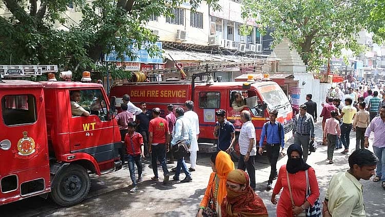 دہلی: دیوالی پر فائر بریگیڈ کو 200 سے زیادہ ایمرجنسی کالز موصول، پٹاخوں ...