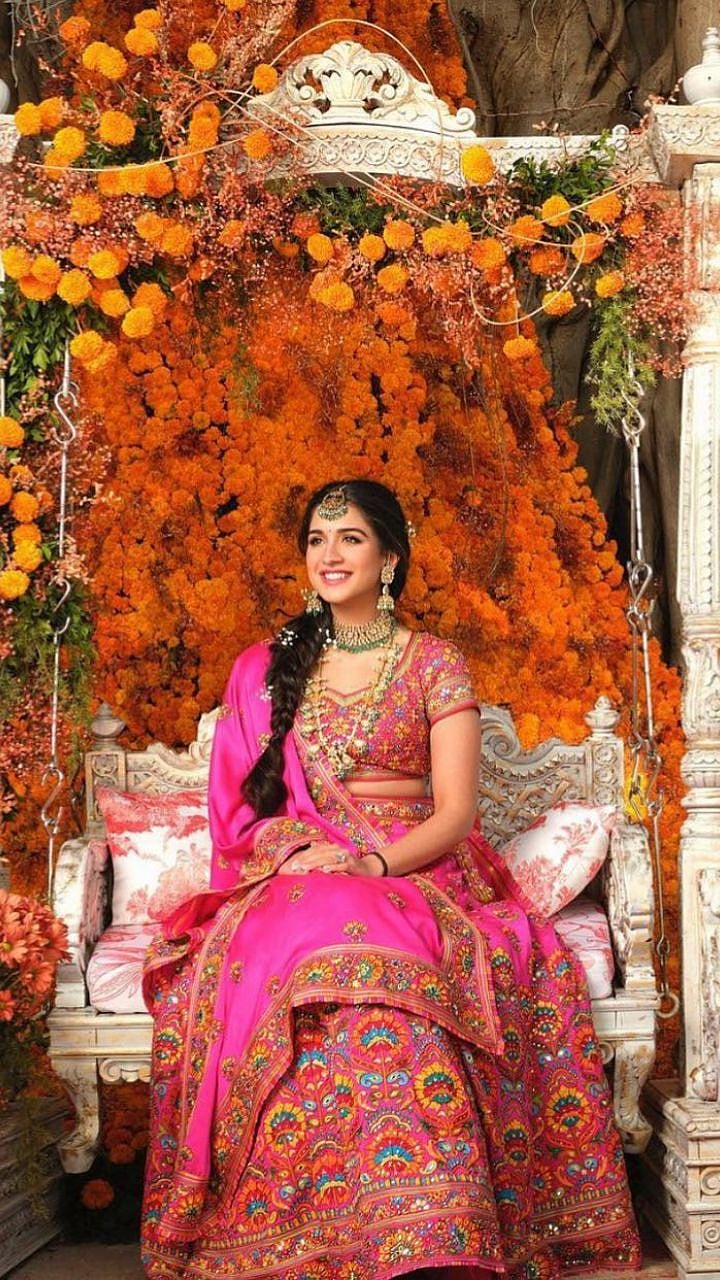 Radhika Merchant Mehndi Photos | राधिका मर्चंटच्या हातावर सजली अनंत ...