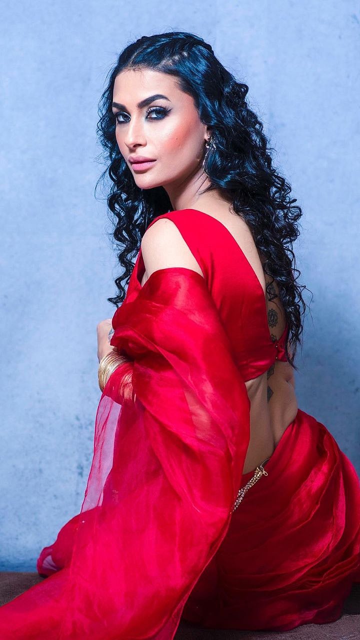 Pavitra Puniya : लाल साडी नेसून पवित्रा पुनियाने केला कहर Pavitra ...