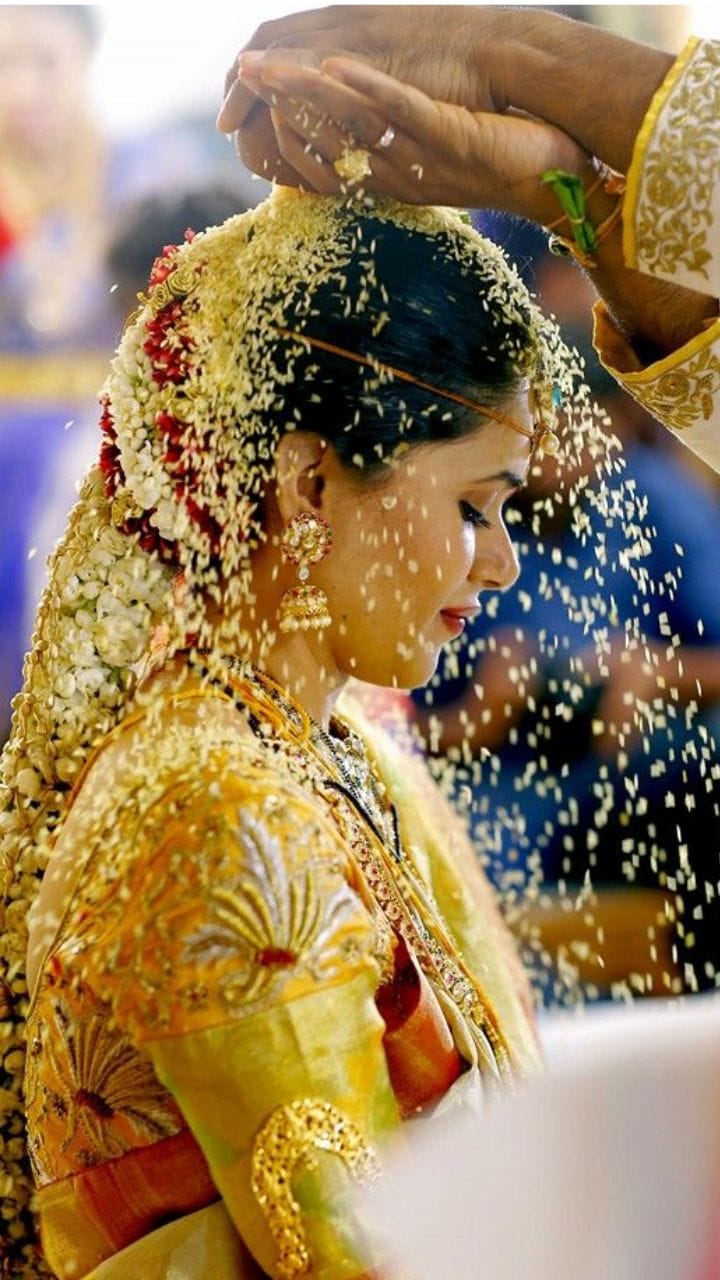 Indian Marriage Rituals:लग्नात वधू-वराच्या डोक्यावर अक्षता का टाकतात ...