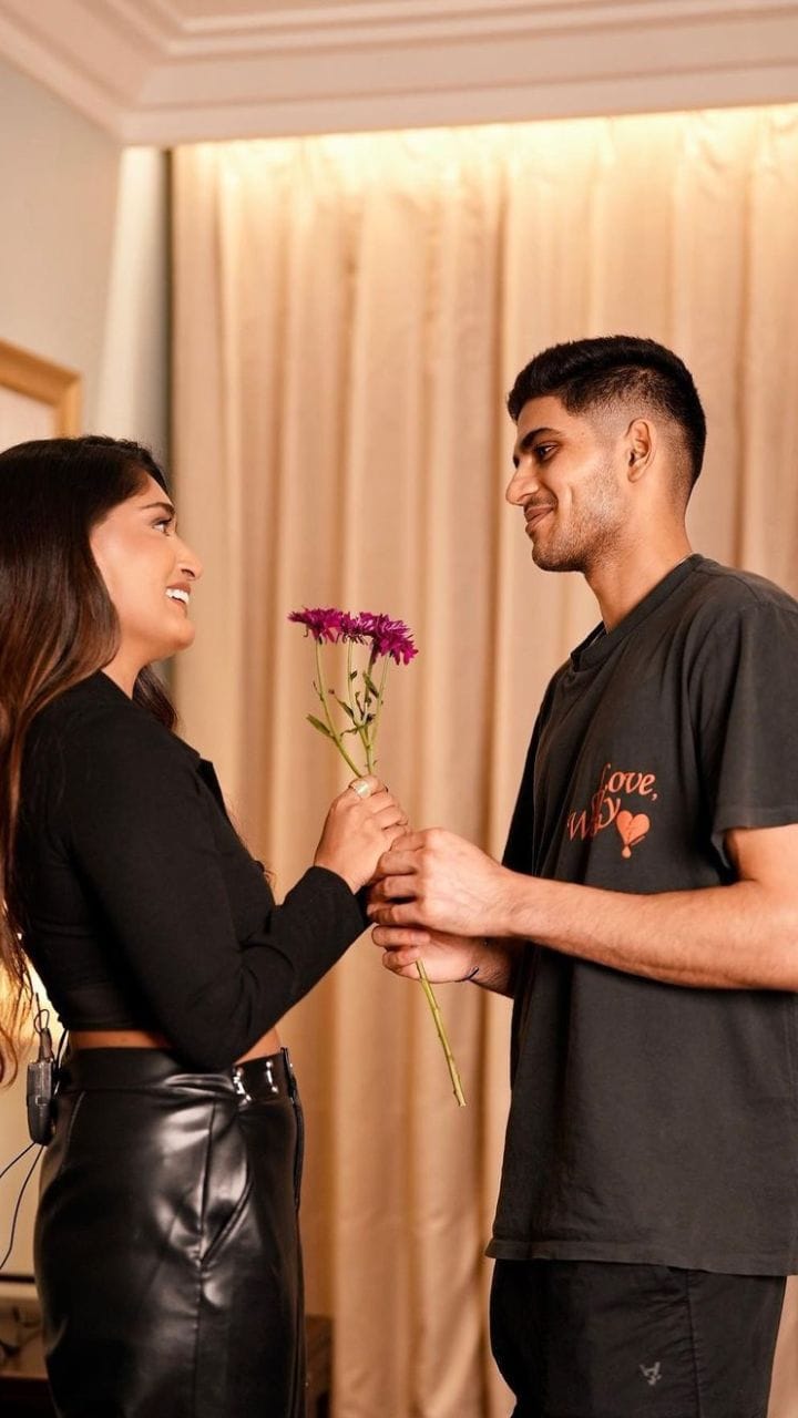 Shubman Gill : शुबमनला फुल देणारी ती नेमकी आहे तरी कोण | Cricketer ...