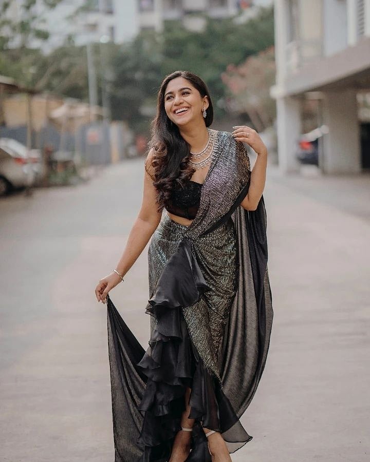 Mrunmayee Deshpande : इश्काचा बाण सुटला, बाई काळजात खोल-खोल रुतला ...