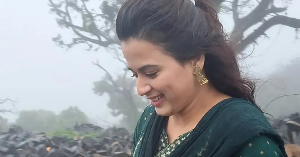 Prajakta Gaikwad Photos पाऊस धुक्याची चादर पाहून प्राजक्ताला झाली चहाची आठवण Prajakta