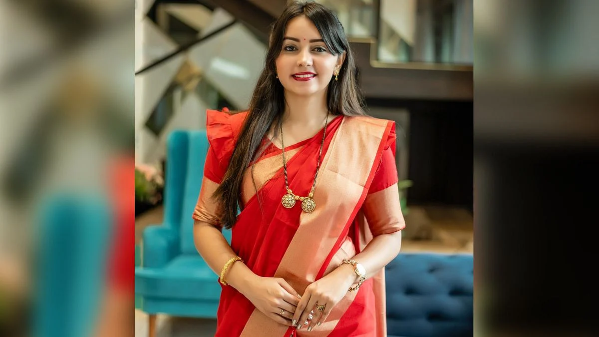 एकच ध्यास, गावाचा विकास! सोशल मीडियावर चर्चेत असलेली ही सरपंच आहे तरी ... एकच ध्यास, गावाचा विकास! सोशल मीडियावर चर्चेत असलेली ही सरपंच आहे तरी ...