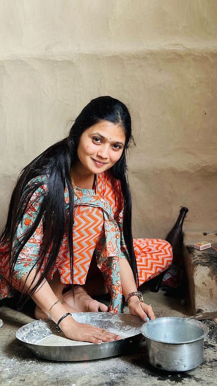 Gautami Patil Photos: गौतमी अन् चुलीवरील भाकरी; तिच्या साध्या ...