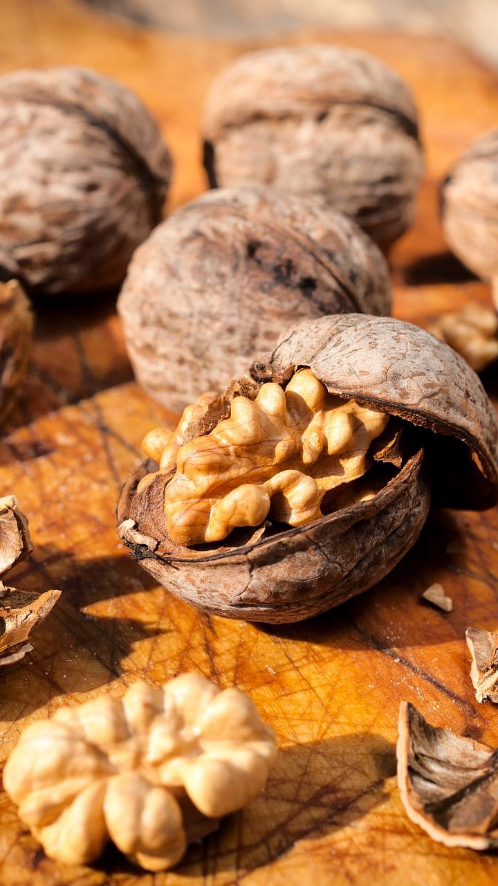 Walnuts Benefits: सकाळी रिकाम्या पोटी खा भिजवलेले अक्रोड, मिळतील हे ...