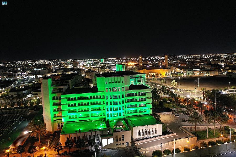 الإمارات.. مباني المناطق تكتسي اللون الأخضر ابتهاجًا باليوم الوطني الـ"92"