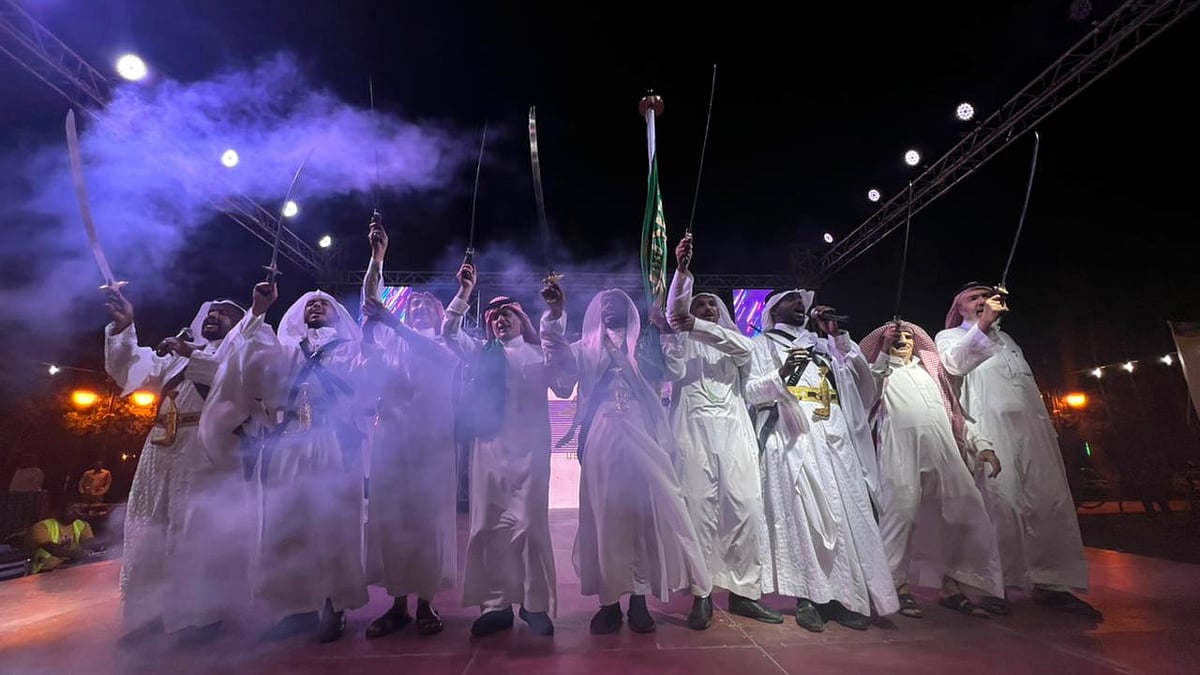 شاهد.. "أشيقر" تحتفل باليوم الوطني 92 بالهدايا والورود