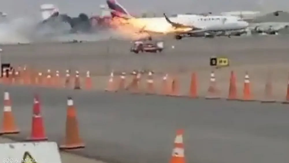 فيديو مروّع لحظة اصطدام طائرة ركاب بعربة إطفاء في مطار ببيرو