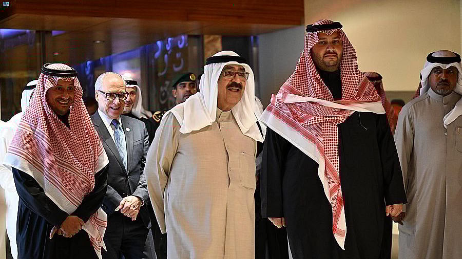 ولي عهد الكويت في جولة بحي الطريف التاريخي في الدرعية