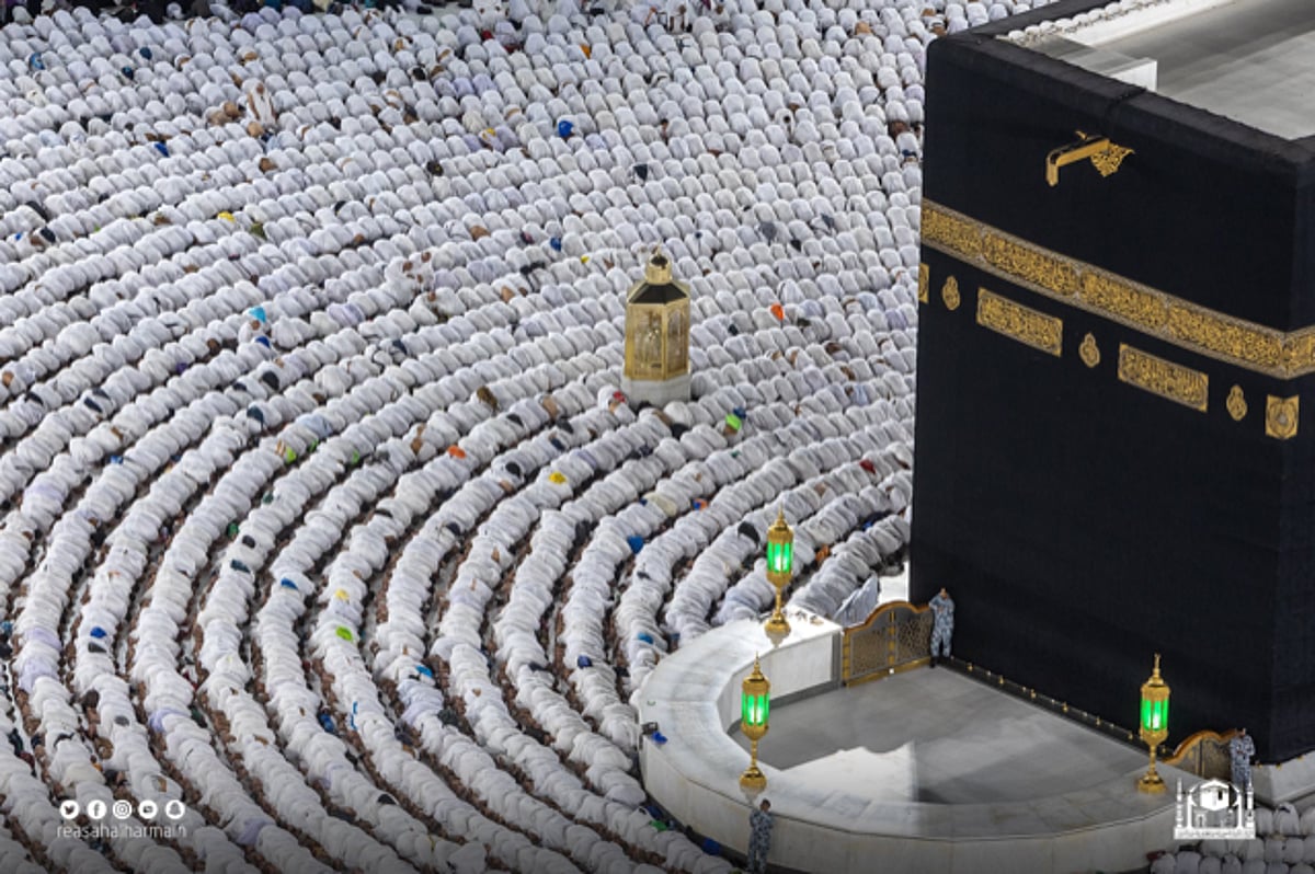 شاهد المصلين يؤدون صلاة التراويح في أول ليالي شهر رمضان بالحرم المكي