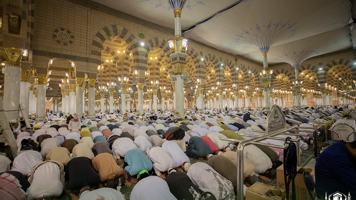 جموع المصلين يؤدون صلاة التراويح بالمسجد النبوي في أول ليالي شهر رمضان