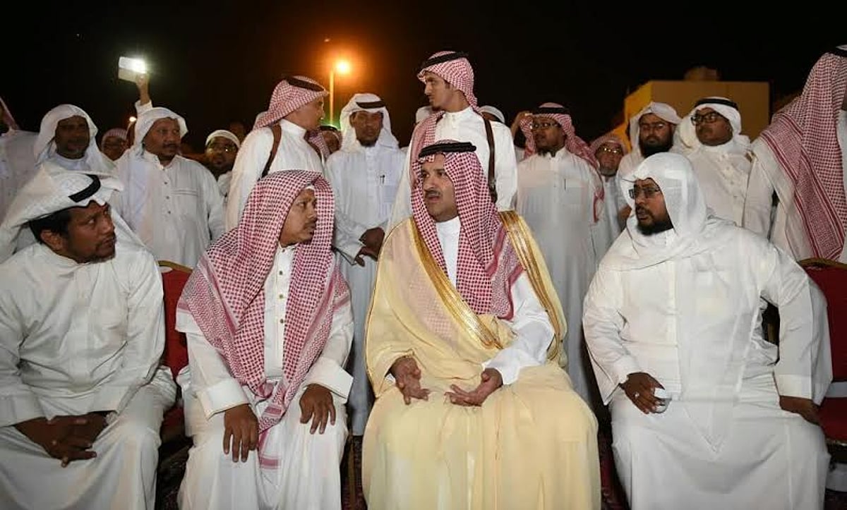 فيصل بن سلمان ينقل تعازي خادم الحرمين في وفاة الشيخ أيوب