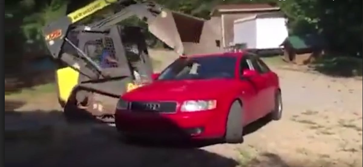 بالفيديو أمريكي يحطم سيارة ابنته بعدما شاهد شاباً معها