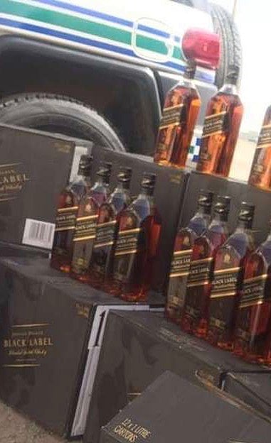 ضبط 53 زجاجة خمر خارجي بعد اشتباه بمركبة في "وادي الدواسر"