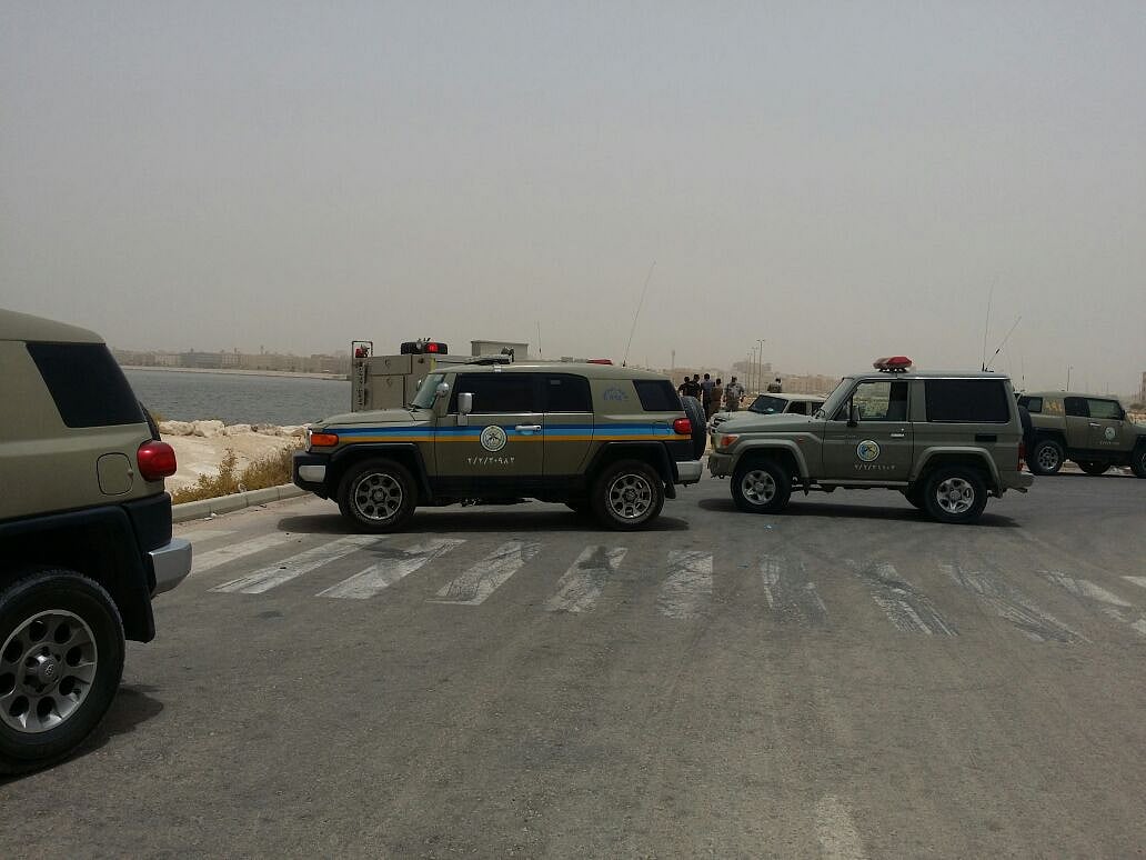 بالصور حرس حدود القطيف ينقذ رجلاً وزوجته بعد سقوط سيارتهما بعرض البحر