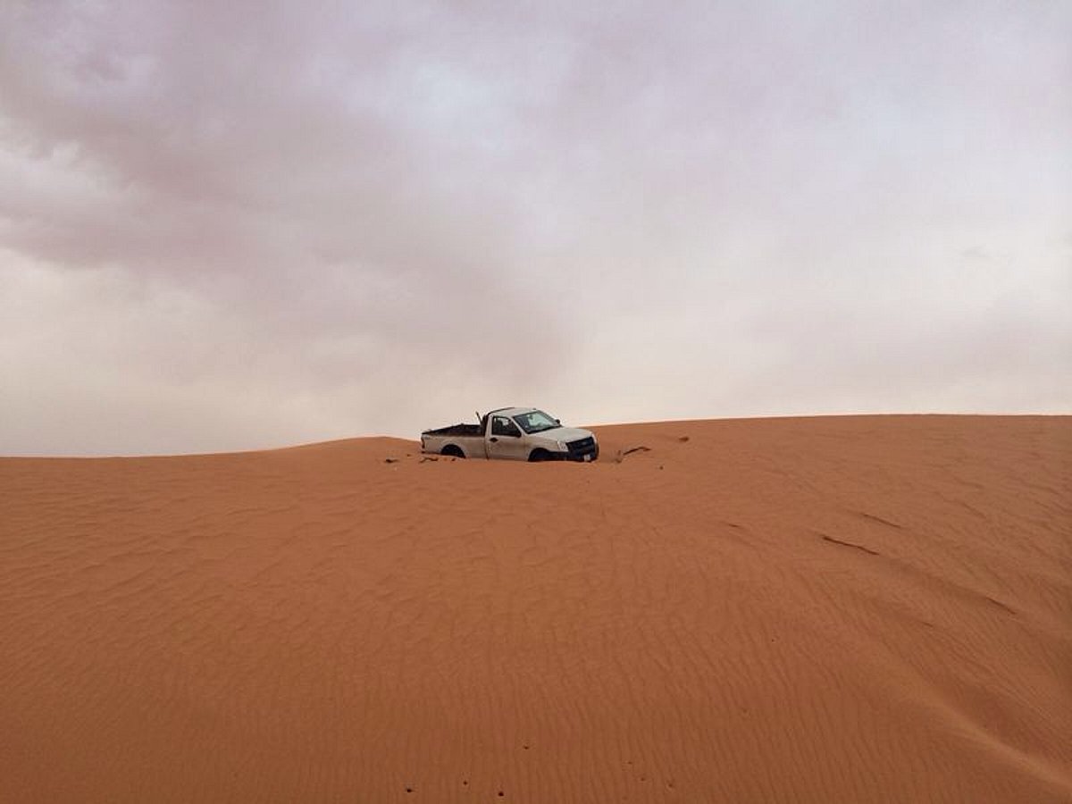 مدني الرياض ينقذ شخصين علقت سيارتهما في رمال الدهناء