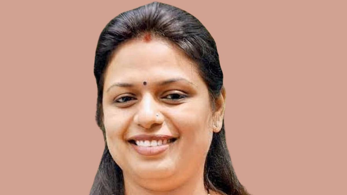 Sheetal Mhatre News | शिवसेनेच्या प्रवक्त्या शीतल म्हात्रेंची शिंदे ...